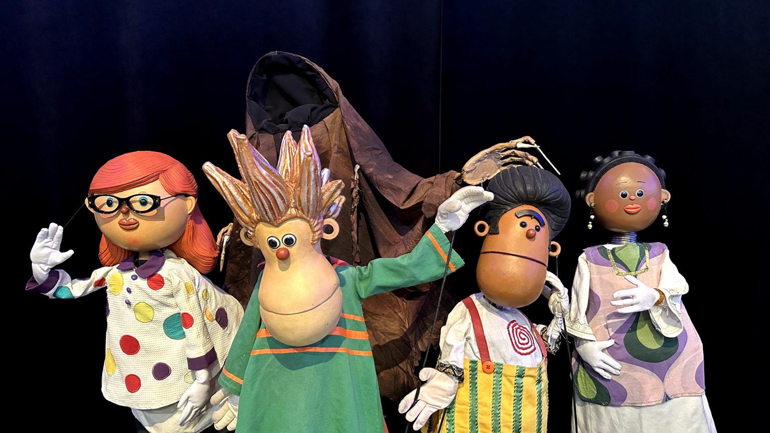 Personagens do Dango Balango em cena na exposição “Bonecos Giramundo ...